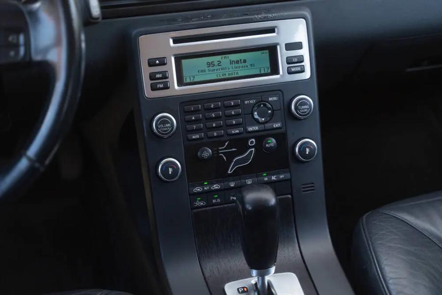 Pelēks Volvo V70 2007 Liepāja, ar dzinēja tilpumu 2.40 L un nobraukumu 378 tūkst. km par 4500 €, foto 22 vietnē AUTOMOTO.COM.LV