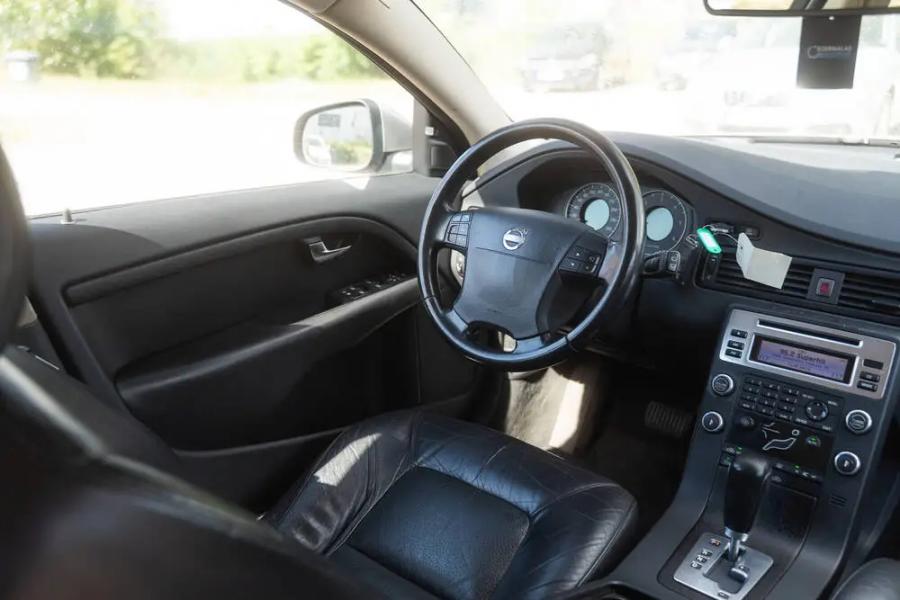 Pelēks Volvo V70 2007 Liepāja, ar dzinēja tilpumu 2.40 L un nobraukumu 378 tūkst. km par 4500 €, foto 24 vietnē AUTOMOTO.COM.LV