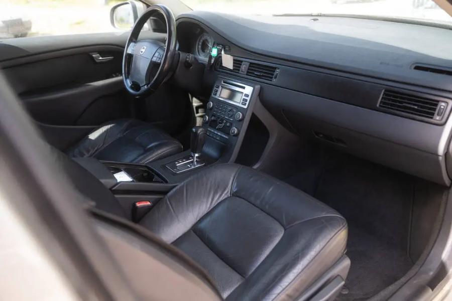 Pelēks Volvo V70 2007 Liepāja, ar dzinēja tilpumu 2.40 L un nobraukumu 378 tūkst. km par 4500 €, foto 26 vietnē AUTOMOTO.COM.LV