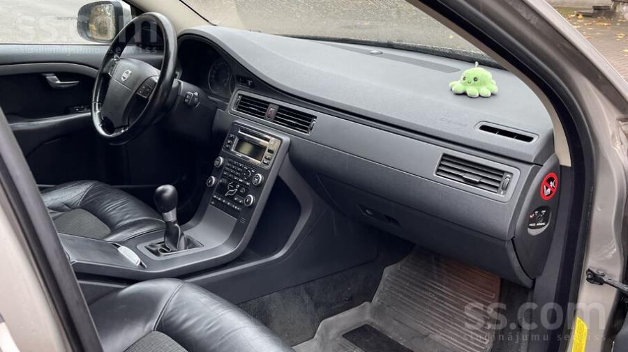 Pelēks Volvo V70 2007 Jelgava, ar dzinēja tilpumu 2.40 L un nobraukumu 273 tūkst. km par 2100 €, foto 16 vietnē AUTOMOTO.COM.LV