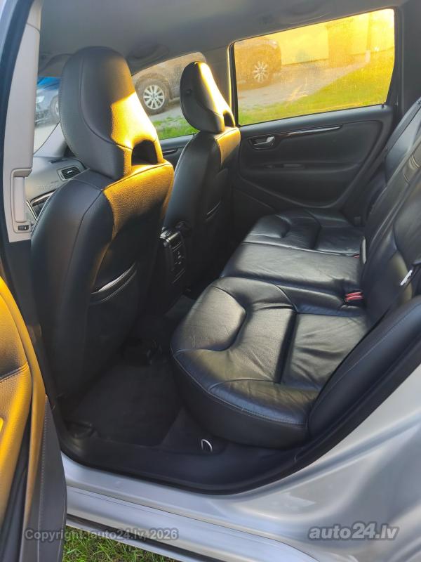 Pelēks Volvo V70 2007 Pērnava, ar dzinēja tilpumu 2.40 L un nobraukumu 193 tūkst. km par 4990 €, foto 6 vietnē AUTOMOTO.COM.LV