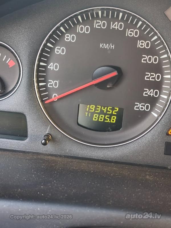 Pelēks Volvo V70 2007 Pērnava, ar dzinēja tilpumu 2.40 L un nobraukumu 193 tūkst. km par 4990 €, foto 10 vietnē AUTOMOTO.COM.LV