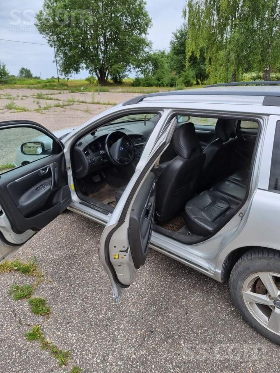 Grey Volvo V70 2007 in Riga, with an engine capacity of 2.40 L and mileage of 333 thousand km for 1600 €, photo 7 on AUTOMOTO.COM.LV