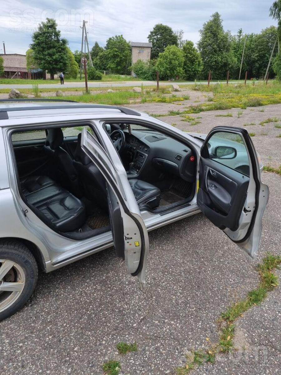 Grey Volvo V70 2007 in Riga, with an engine capacity of 2.40 L and mileage of 333 thousand km for 1600 €, photo 8 on AUTOMOTO.COM.LV