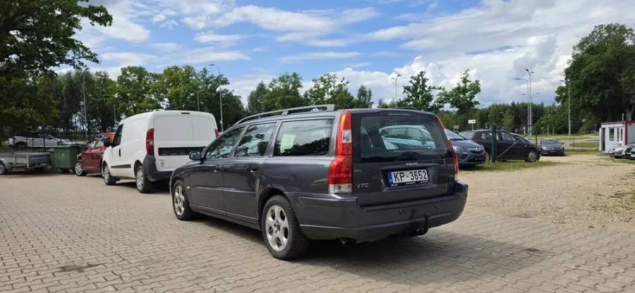 Grey Volvo V70 2007 in Valmiera, with an engine capacity of 2.40 L and mileage of 471 thousand km for 1600 €, photo 5 on AUTOMOTO.COM.LV