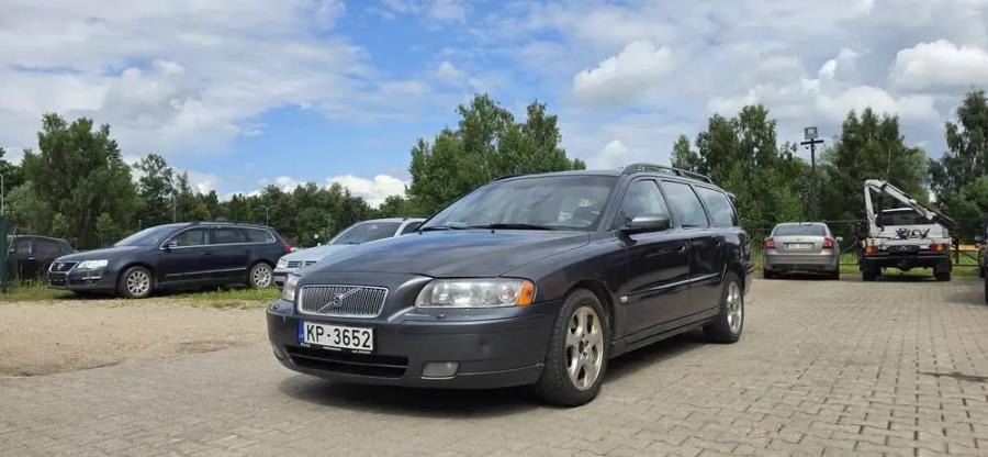 Grey Volvo V70 2007 in Valmiera, with an engine capacity of 2.40 L and mileage of 471 thousand km for 1600 €, photo 7 on AUTOMOTO.COM.LV