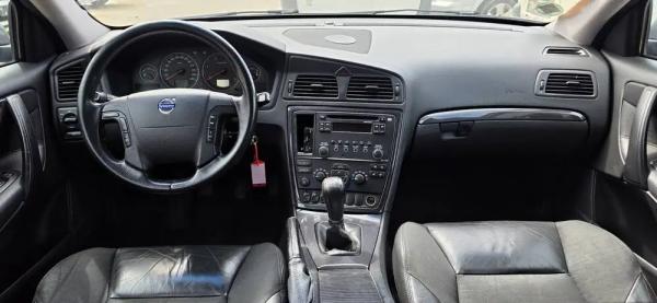 Pelēks Volvo V70 2007 Valmiera, ar dzinēja tilpumu 2.40 L un nobraukumu 471 tūkst. km par 1600 €, foto 7 vietnē AUTOMOTO.COM.LV