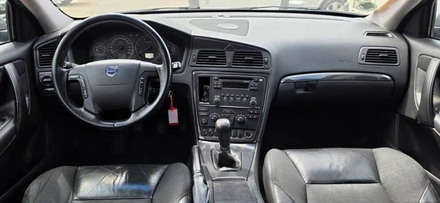 Grey Volvo V70 2007 in Valmiera, with an engine capacity of 2.40 L and mileage of 471 thousand km for 1600 €, photo 8 on AUTOMOTO.COM.LV