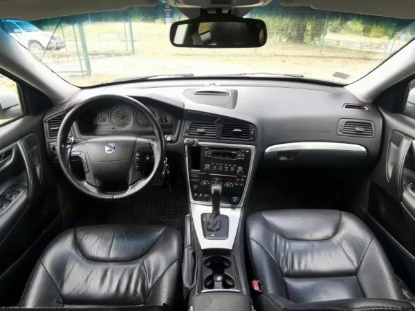 Grey Volvo V70 2007 in Kuldiga, with an engine capacity of 2.40 L and mileage of 382 thousand km for 2750 €, photo 5 on AUTOMOTO.COM.LV