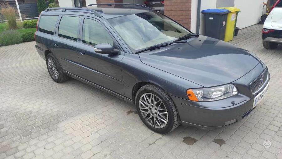 Pelēks Volvo V70 2007 Kretinga, ar dzinēja tilpumu 2.40 L un nobraukumu 359 tūkst. km par 1900 €, foto 3 vietnē AUTOMOTO.COM.LV