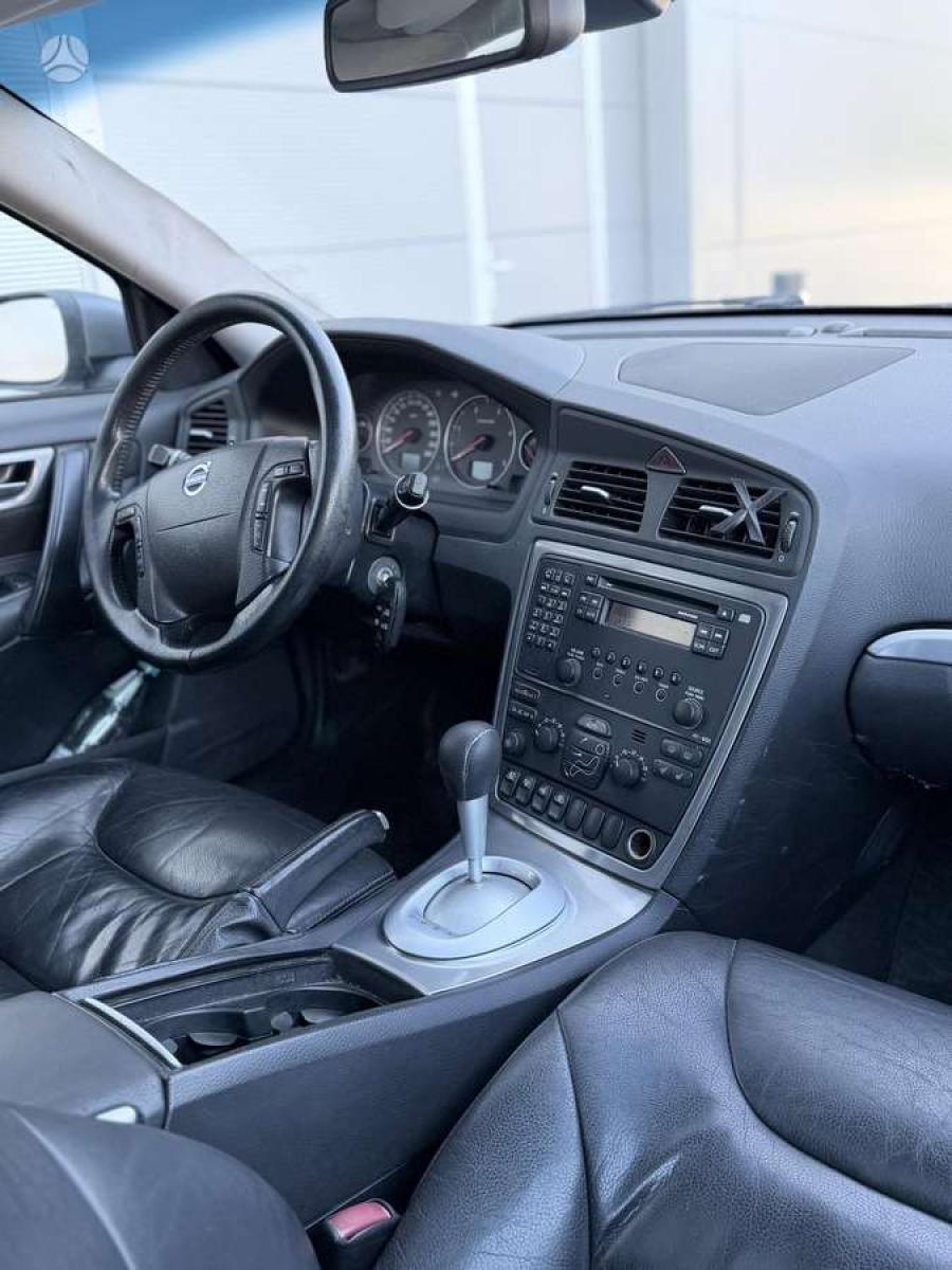 Pelēks Volvo V70 2007 Viļņa, ar dzinēja tilpumu 2.40 L un nobraukumu 365 tūkst. km par 1400 €, foto 7 vietnē AUTOMOTO.COM.LV