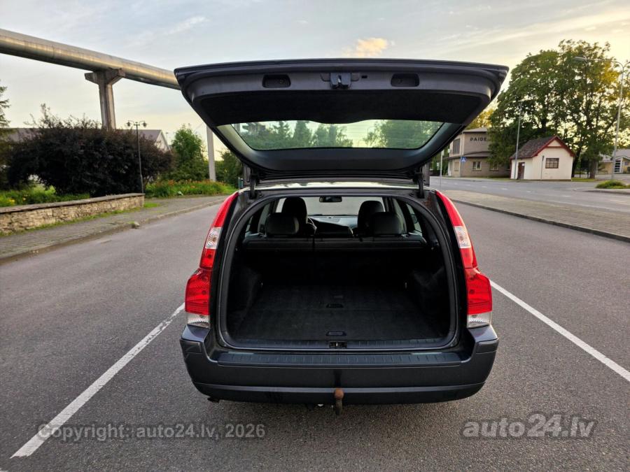 Grey Volvo V70 2007 in Paide, with an engine capacity of 2.40 L and mileage of 427 thousand km for 3499 €, photo 8 on AUTOMOTO.COM.LV