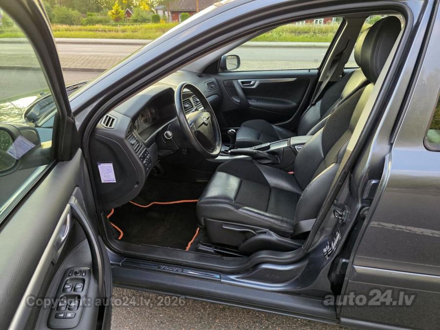 Grey Volvo V70 2007 in Paide, with an engine capacity of 2.40 L and mileage of 427 thousand km for 3499 €, photo 11 on AUTOMOTO.COM.LV