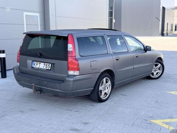 Grey Volvo V70 2007 in Vilnius, with an engine capacity of 2.40 L and mileage of 365 thousand km for 1350 €, photo 4 on AUTOMOTO.COM.LV
