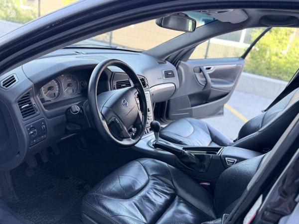 Grey Volvo V70 2007 in Vilnius, with an engine capacity of 2.40 L and mileage of 365 thousand km for 1350 €, photo 6 on AUTOMOTO.COM.LV