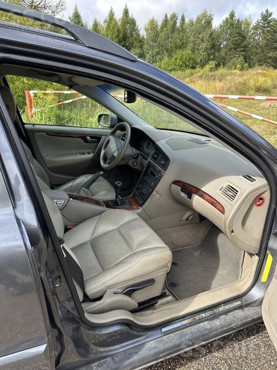 Pelēks Volvo V70 2007 Daugavpils, ar dzinēja tilpumu 2.40 L un nobraukumu 333 tūkst. km par 2200 €, foto 8 vietnē AUTOMOTO.COM.LV