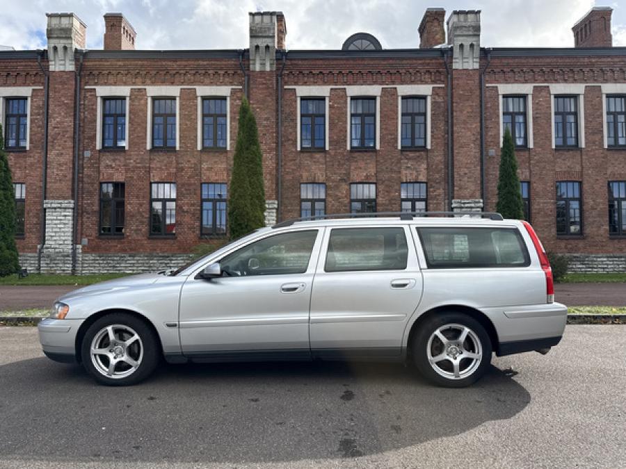 Pelēks Volvo V70 2007 Tallina, ar dzinēja tilpumu 2.00 L un nobraukumu 337 tūkst. km par 2999 €, foto 5 vietnē AUTOMOTO.COM.LV
