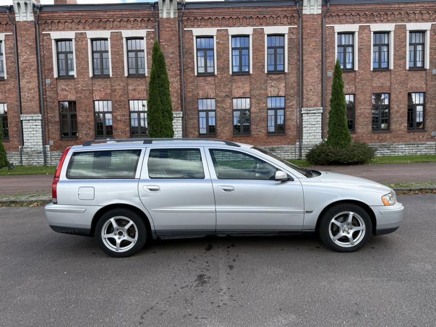 Pelēks Volvo V70 2007 Tallina, ar dzinēja tilpumu 2.00 L un nobraukumu 337 tūkst. km par 2999 €, foto 16 vietnē AUTOMOTO.COM.LV