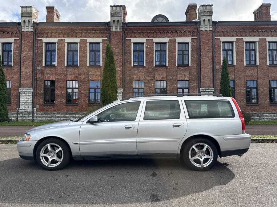 Pelēks Volvo V70 2007 Tallina, ar dzinēja tilpumu 2.00 L un nobraukumu 337 tūkst. km par 2999 €, foto 17 vietnē AUTOMOTO.COM.LV