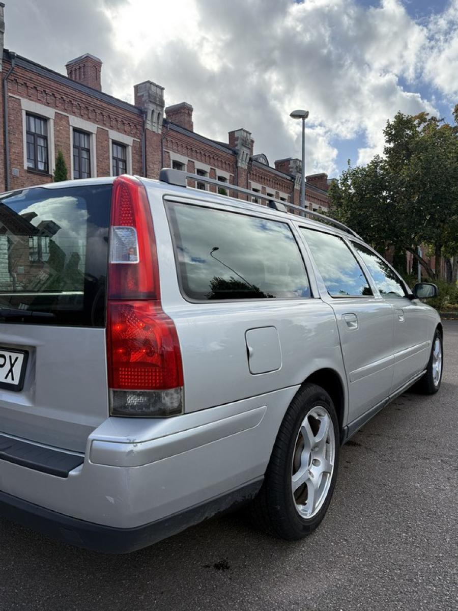 Pelēks Volvo V70 2007 Tallina, ar dzinēja tilpumu 2.00 L un nobraukumu 337 tūkst. km par 2999 €, foto 21 vietnē AUTOMOTO.COM.LV