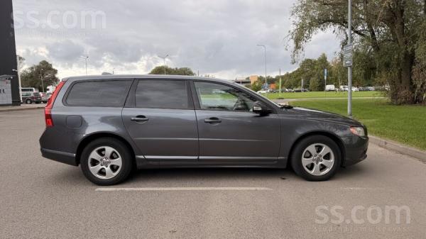 Volvo V70 2007 in Riga on AUTOMOTO.COM.LV Grey Volvo V70 2007 in Riga, with an engine capacity of 2.40 L and mileage of 251 thousand km for 5000 €, photo 9 on AUTOMOTO.COM.LV