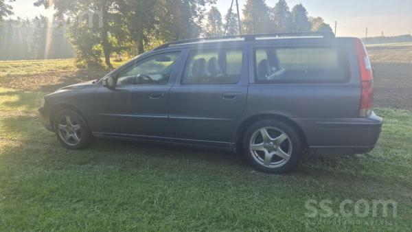 Grey Volvo V70 2007 in Valmiera, with an engine capacity of 2.40 L and mileage of 426 thousand km for 1700 €, photo 3 on AUTOMOTO.COM.LV