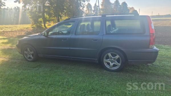 Grey Volvo V70 2007 in Valmiera, with an engine capacity of 2.40 L and mileage of 426 thousand km for 1700 €, photo 5 on AUTOMOTO.COM.LV