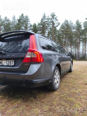 Grey Volvo V70 2008 in Liepaja, with an engine capacity of 2.40 L and mileage of 436 thousand km for 3200 €, photo 2 on AUTOMOTO.COM.LV