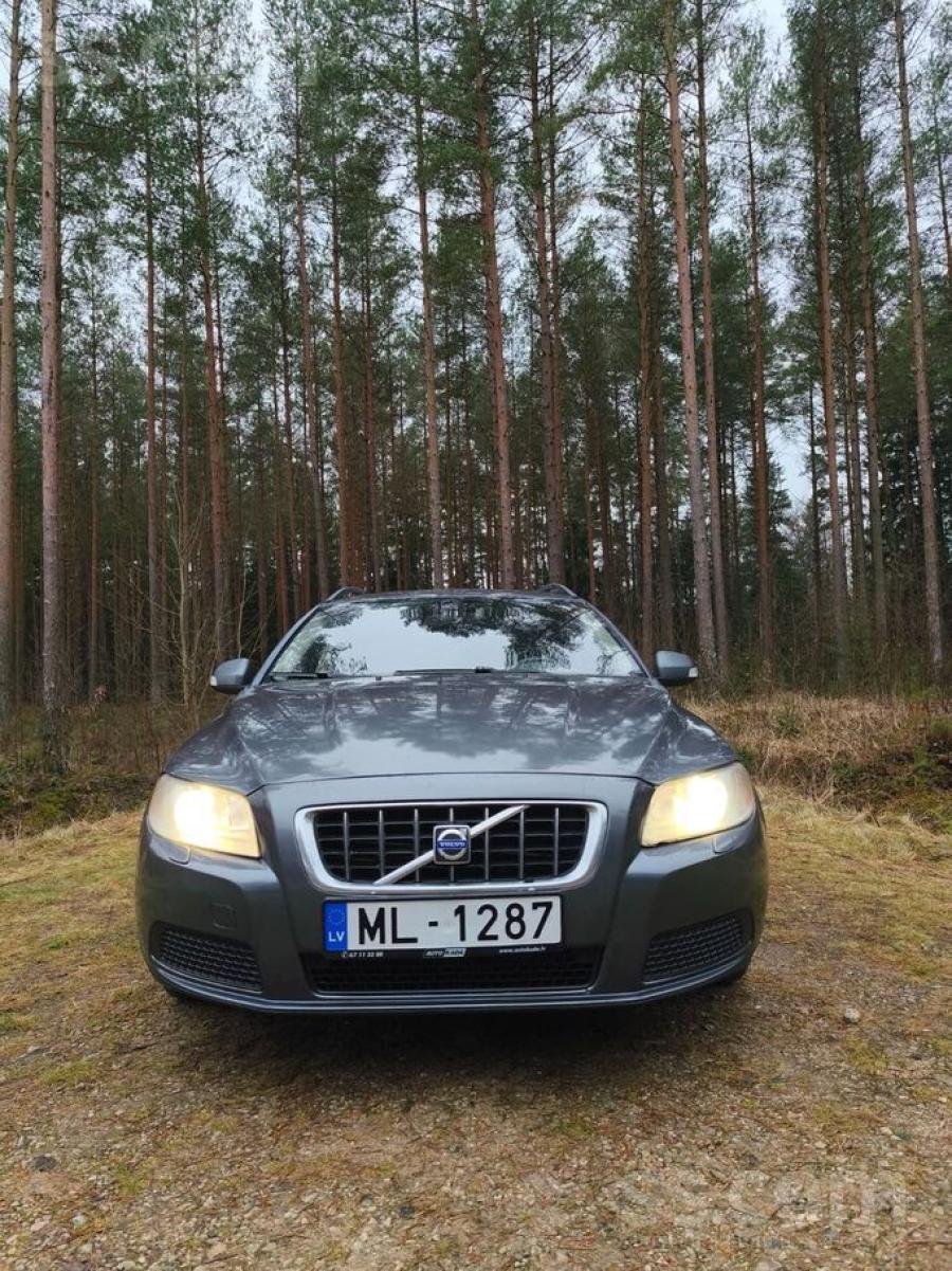 Grey Volvo V70 2008 in Liepaja, with an engine capacity of 2.40 L and mileage of 436 thousand km for 3200 €, photo 8 on AUTOMOTO.COM.LV