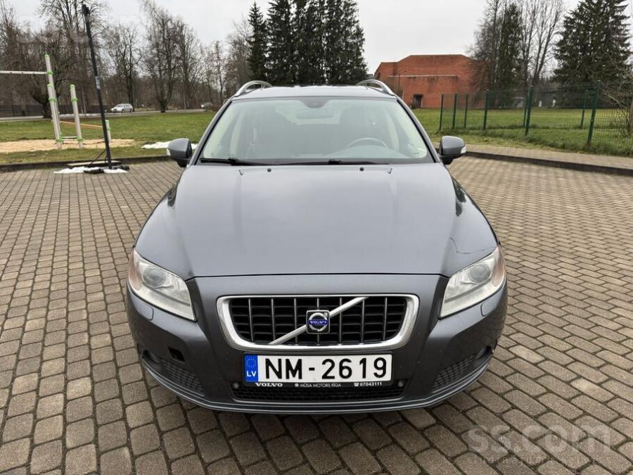 Grey Volvo V70 2008 in Riga, with an engine capacity of 2.40 L and mileage of 422 thousand km for 1500 €, photo 1 on AUTOMOTO.COM.LV