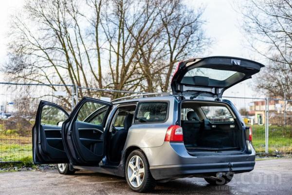 Grey Volvo V70 2008 in Riga, with an engine capacity of 2.40 L and mileage of 290 thousand km for 3790 €, photo 9 on AUTOMOTO.COM.LV