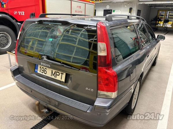 Grey Volvo V70 2008 in Tallinn, with an engine capacity of 2.40 L and mileage of 400 thousand km for 3900 €, photo 3 on AUTOMOTO.COM.LV