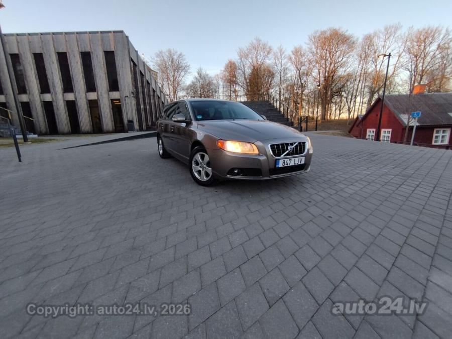 Pelēks Volvo V70 2008 Paide, ar dzinēja tilpumu 2.40 L un nobraukumu 428 tūkst. km par 4950 €, foto 2 vietnē AUTOMOTO.COM.LV