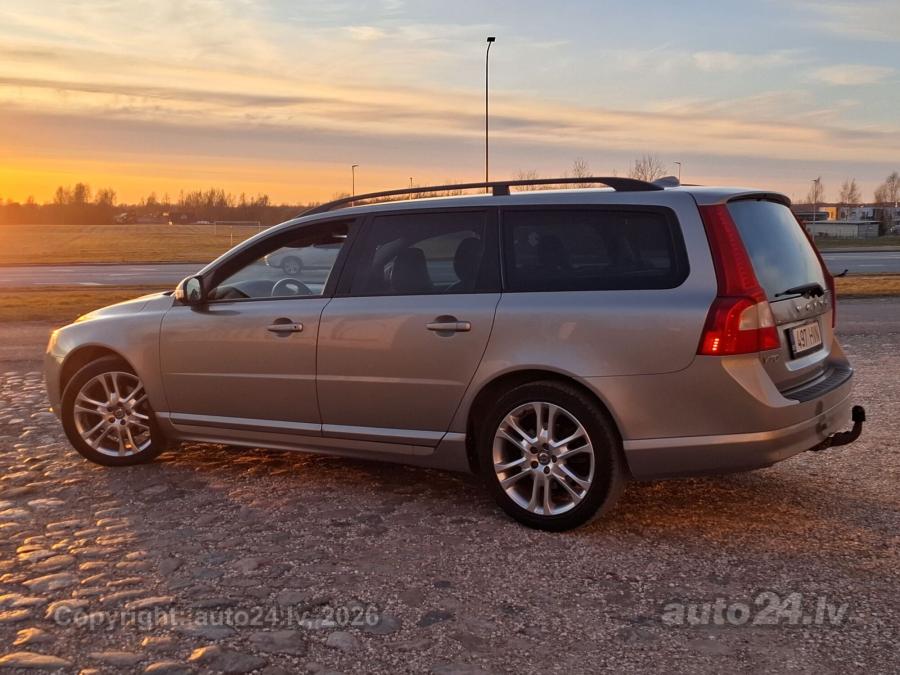 Pelēks Volvo V70 2008 Tartu, ar dzinēja tilpumu 2.40 L un nobraukumu 430 tūkst. km par 4590 €, foto 8 vietnē AUTOMOTO.COM.LV