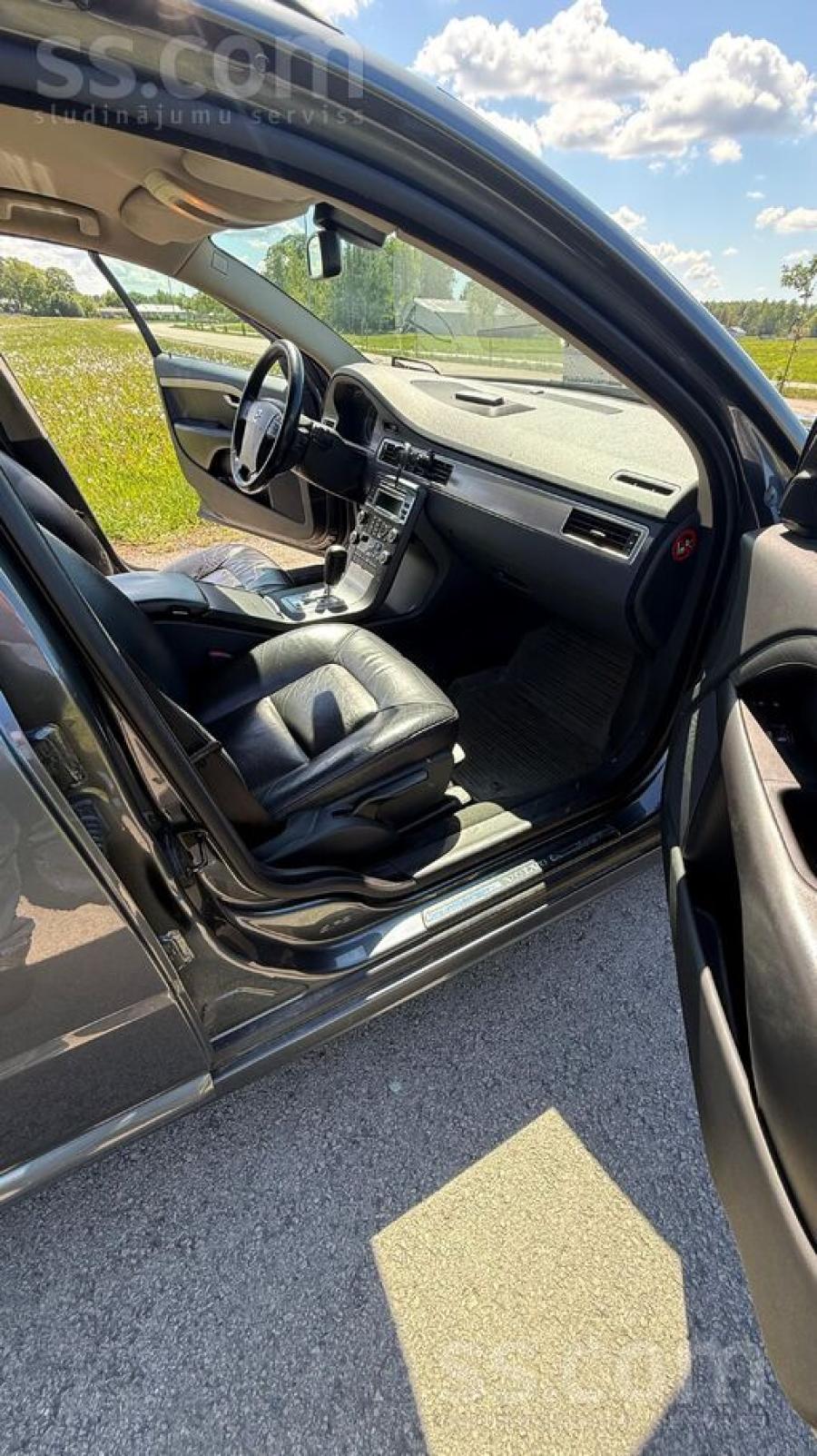 Grey Volvo V70 2008 in Riga, with an engine capacity of 2.40 L and mileage of 297 thousand km for 3000 €, photo 4 on AUTOMOTO.COM.LV