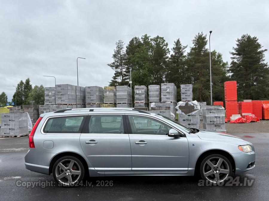 Pelēks Volvo V70 2008 Rapla, ar dzinēja tilpumu 2.40 L un nobraukumu 0 tūkst. km par 3800 €, foto 6 vietnē AUTOMOTO.COM.LV