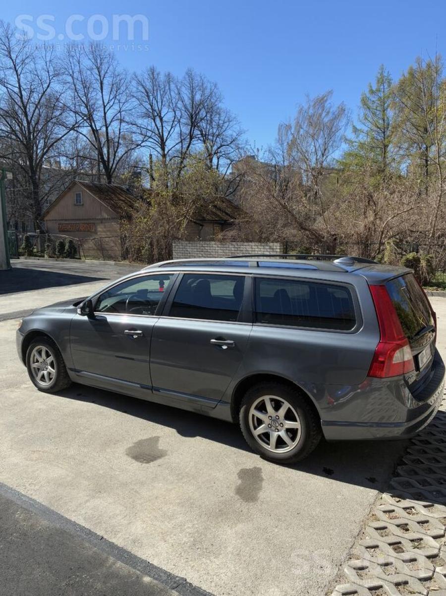 Pelēks Volvo V70 2008 Rīga, ar dzinēja tilpumu 2.40 L un nobraukumu 413 tūkst. km par 2600 €, foto 1 vietnē AUTOMOTO.COM.LV