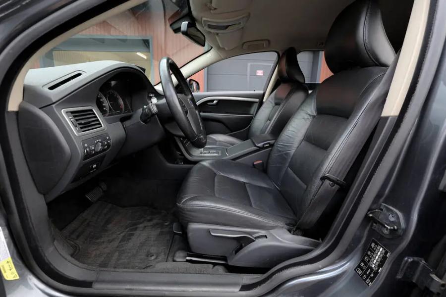 Pelēks Volvo V70 2008 Jelgava, ar dzinēja tilpumu 2.40 L un nobraukumu 332 tūkst. km par 5650 €, foto 8 vietnē AUTOMOTO.COM.LV