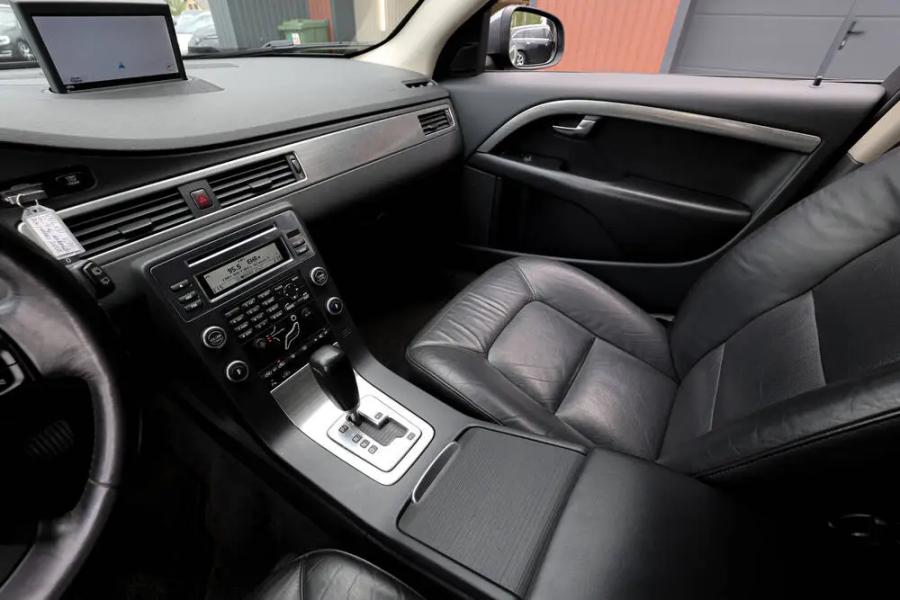 Pelēks Volvo V70 2008 Jelgava, ar dzinēja tilpumu 2.40 L un nobraukumu 332 tūkst. km par 5650 €, foto 20 vietnē AUTOMOTO.COM.LV