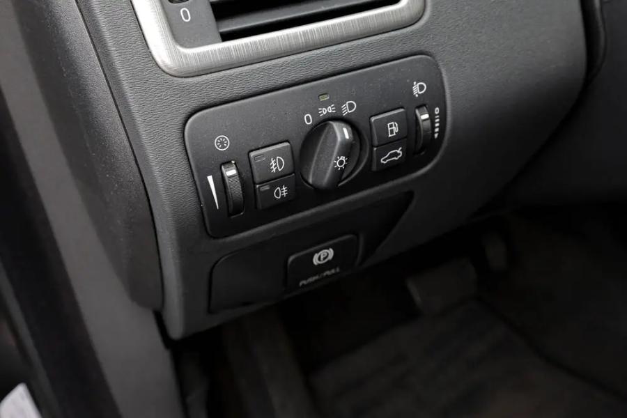 Pelēks Volvo V70 2008 Jelgava, ar dzinēja tilpumu 2.40 L un nobraukumu 332 tūkst. km par 5650 €, foto 24 vietnē AUTOMOTO.COM.LV