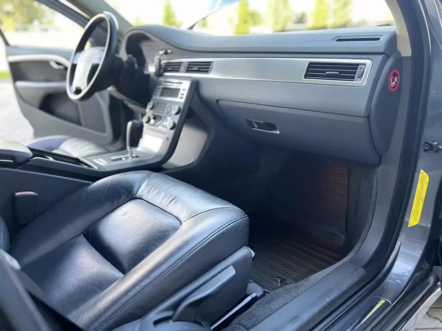Grey Volvo V70 2008 in Jekabpils, with an engine capacity of 2.40 L and mileage of 312 thousand km for 5890 €, photo 15 on AUTOMOTO.COM.LV