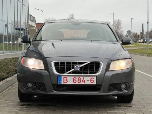 Grey Volvo V70 2008 in Rezekne, with an engine capacity of 2.00 L and mileage of 392 thousand km for 3495 €, photo 1 on AUTOMOTO.COM.LV