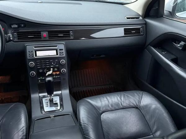 Pelēks Volvo V70 2008 Jelgava, ar dzinēja tilpumu 2.40 L un nobraukumu 330 tūkst. km par 3490 €, foto 9 vietnē AUTOMOTO.COM.LV