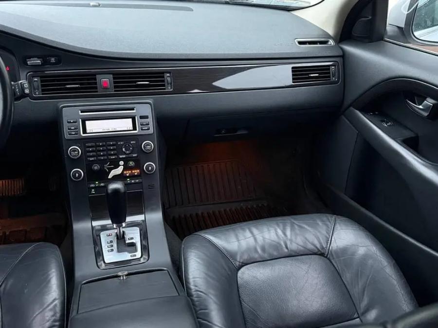 Pelēks Volvo V70 2008 Jelgava, ar dzinēja tilpumu 2.40 L un nobraukumu 330 tūkst. km par 3490 €, foto 10 vietnē AUTOMOTO.COM.LV
