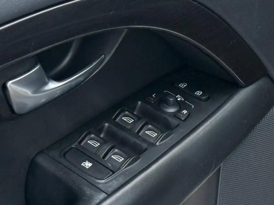 Pelēks Volvo V70 2008 Jelgava, ar dzinēja tilpumu 2.40 L un nobraukumu 330 tūkst. km par 3490 €, foto 15 vietnē AUTOMOTO.COM.LV