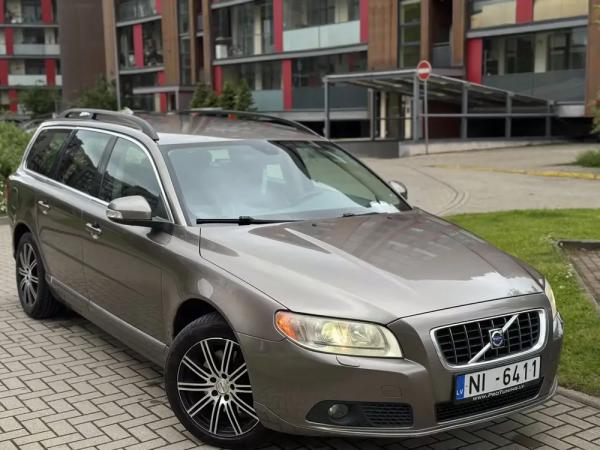 Grey Volvo V70 2008 in Riga, with an engine capacity of 2.40 L and mileage of 291 thousand km for 2990 €, photo 1 on AUTOMOTO.COM.LV