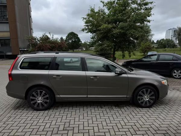 Grey Volvo V70 2008 in Riga, with an engine capacity of 2.40 L and mileage of 291 thousand km for 2990 €, photo 4 on AUTOMOTO.COM.LV