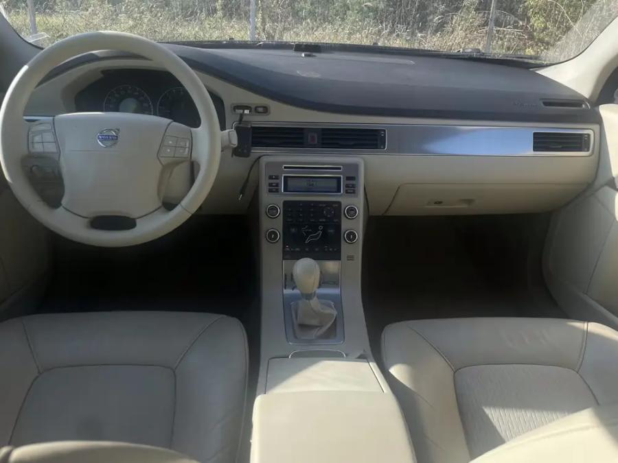 Grey Volvo V70 2008 in Riga, with an engine capacity of 2.40 L and mileage of 236 thousand km for 2000 €, photo 8 on AUTOMOTO.COM.LV