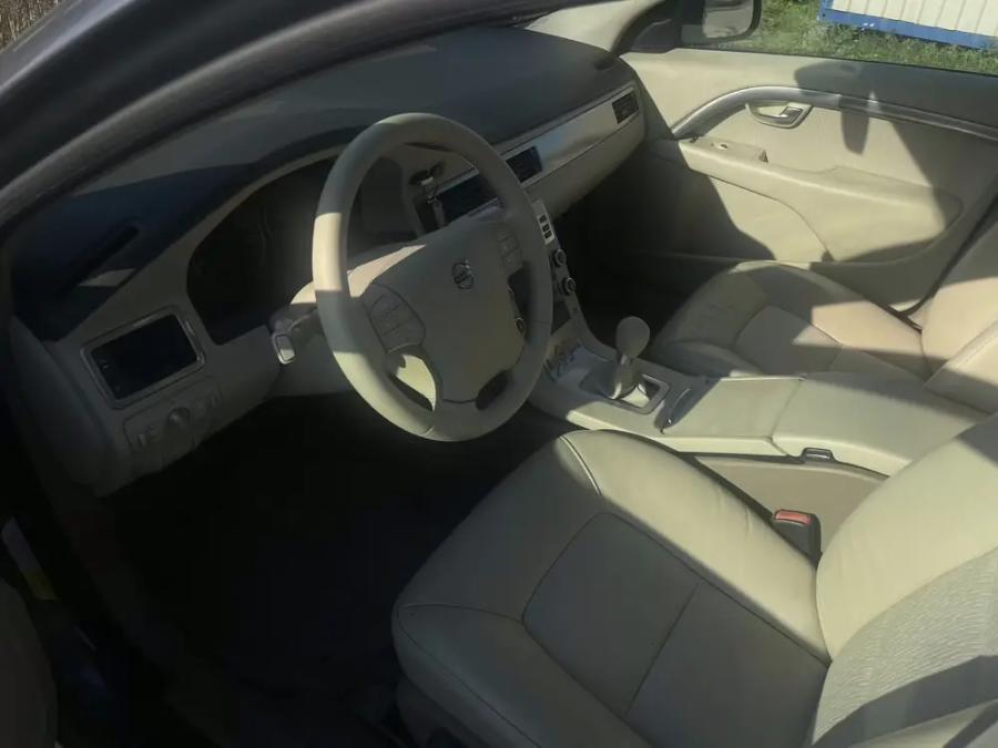 Grey Volvo V70 2008 in Riga, with an engine capacity of 2.40 L and mileage of 236 thousand km for 2000 €, photo 9 on AUTOMOTO.COM.LV