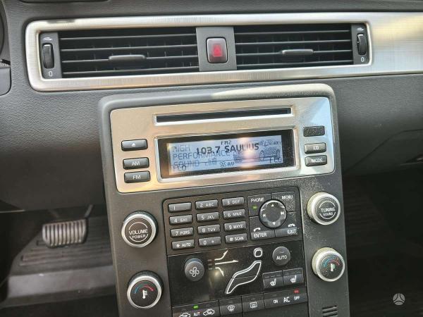 Grey Volvo V70 2008 in Kretinga, with an engine capacity of 2.40 L and mileage of 166 thousand km for 7700 €, photo 6 on AUTOMOTO.COM.LV